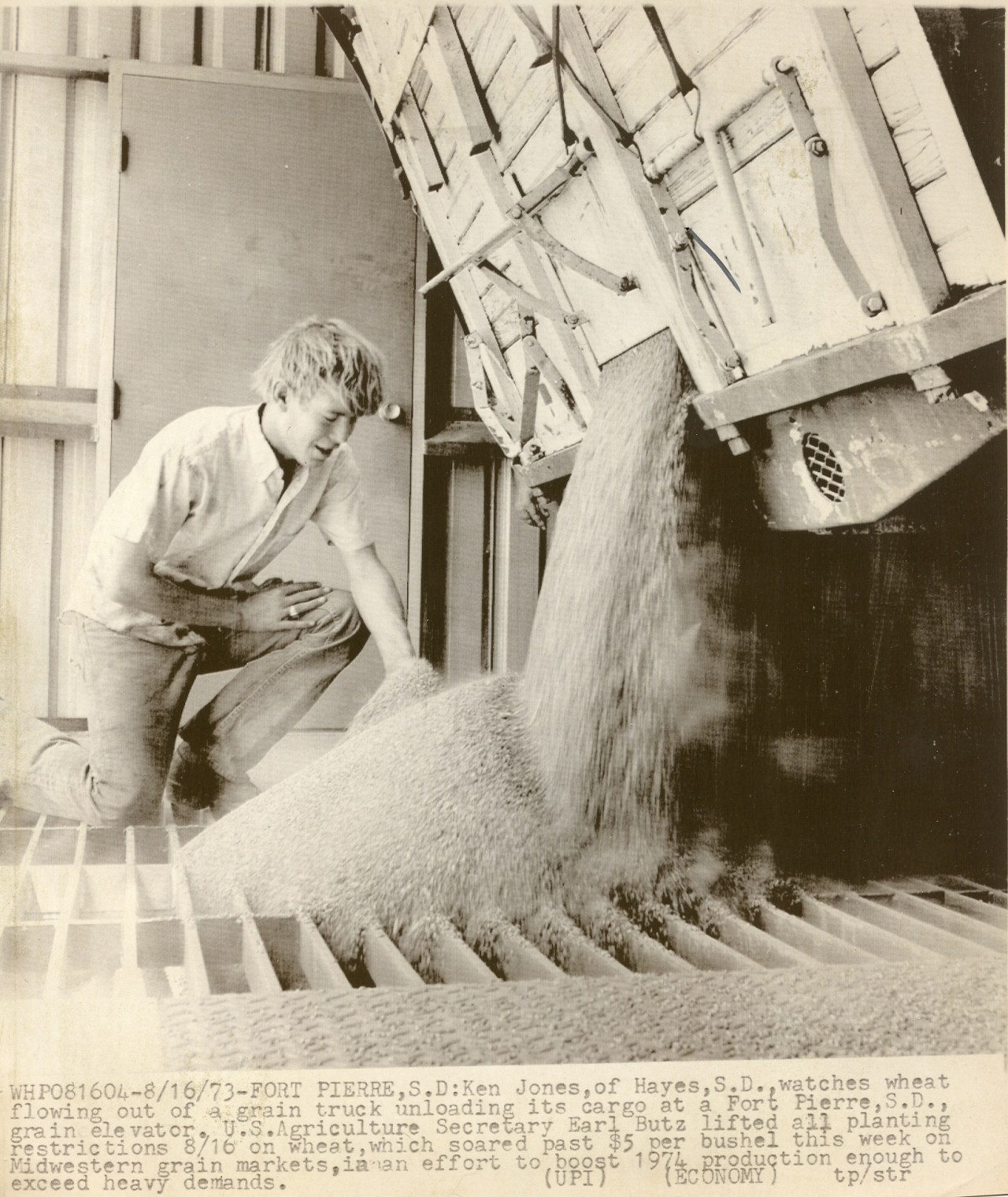 Vintage photos show aspects of how a grain elevator works « Our ...